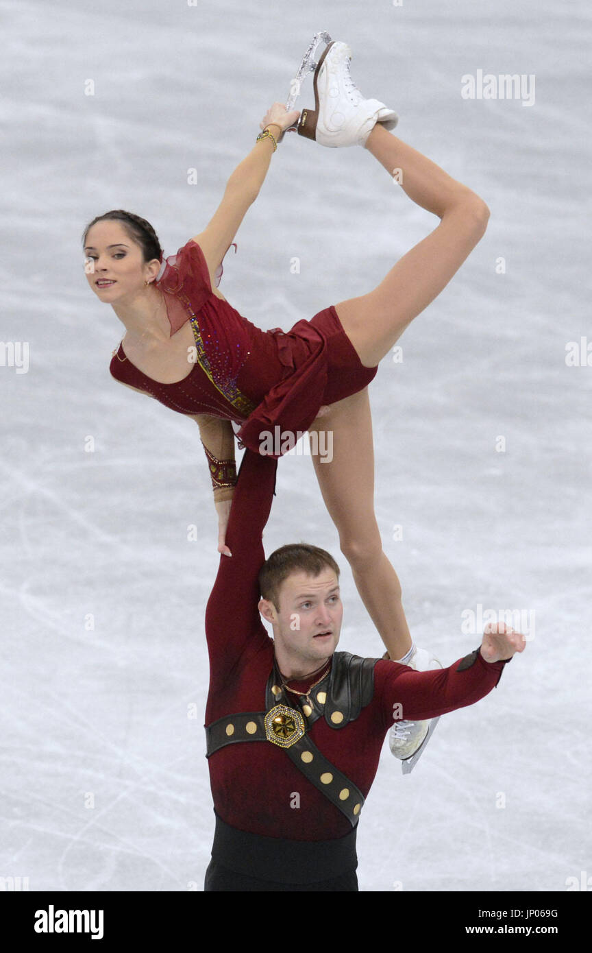 RIFU, Japan - Russia's Vera Bazarova and Yuri Larionov perform during ...