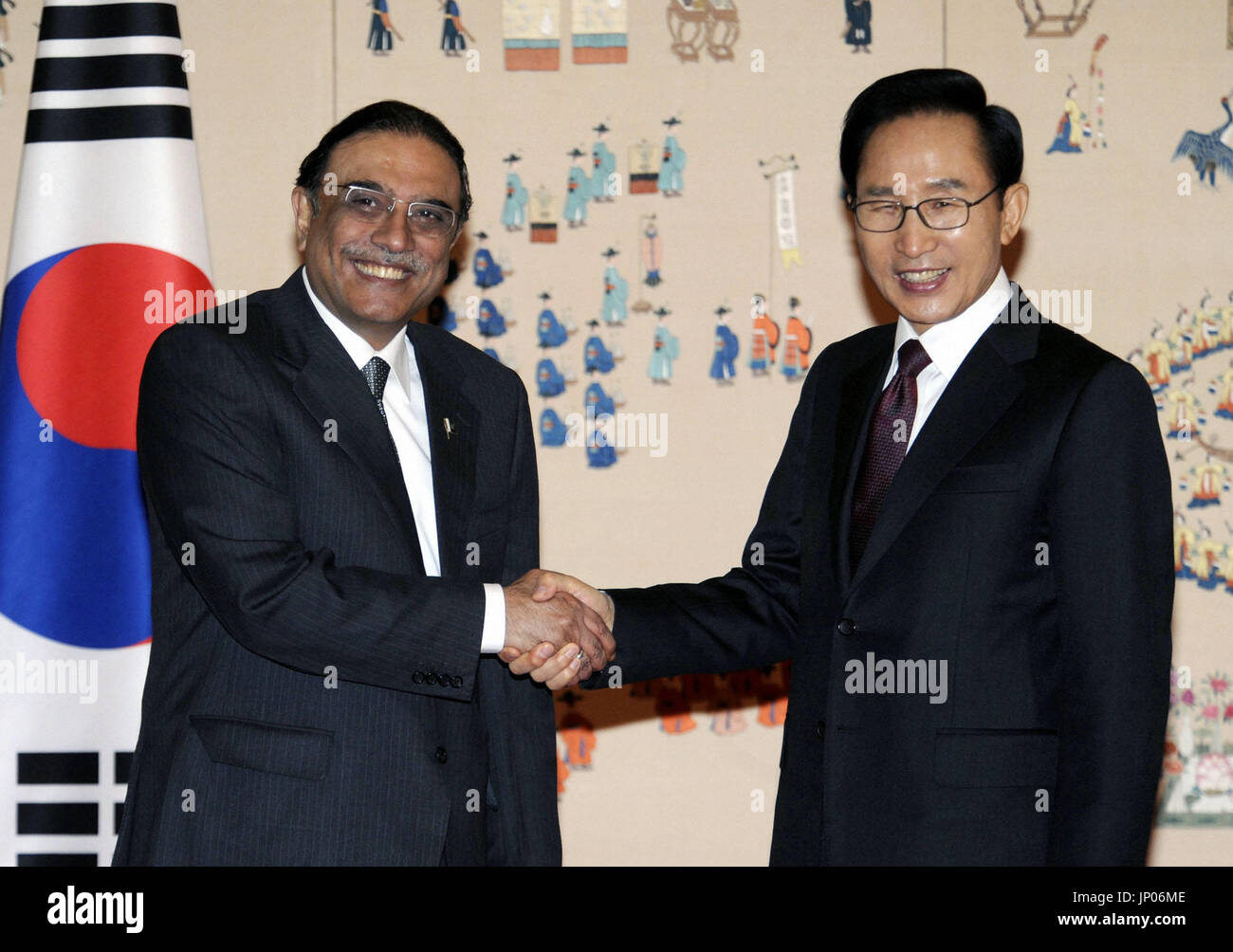 SEOUL, South Korea - Pakistani President Asif Zardari (L) and South ...