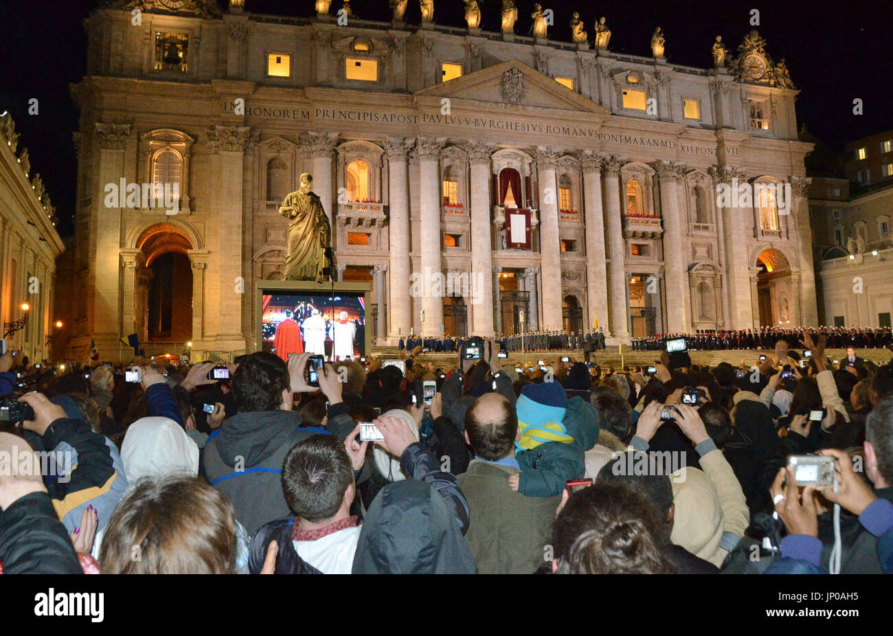 VATICAN, Vatican - The crowd in St. Peter's Square at the Vatican ...