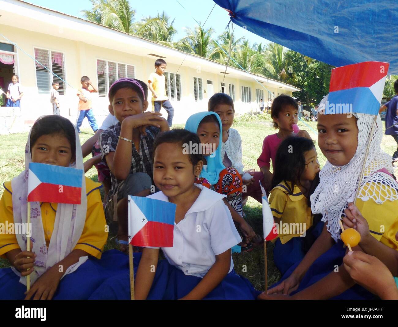 PIKIT, Philippines - Christian and Muslim students of Bualan Elementary ...