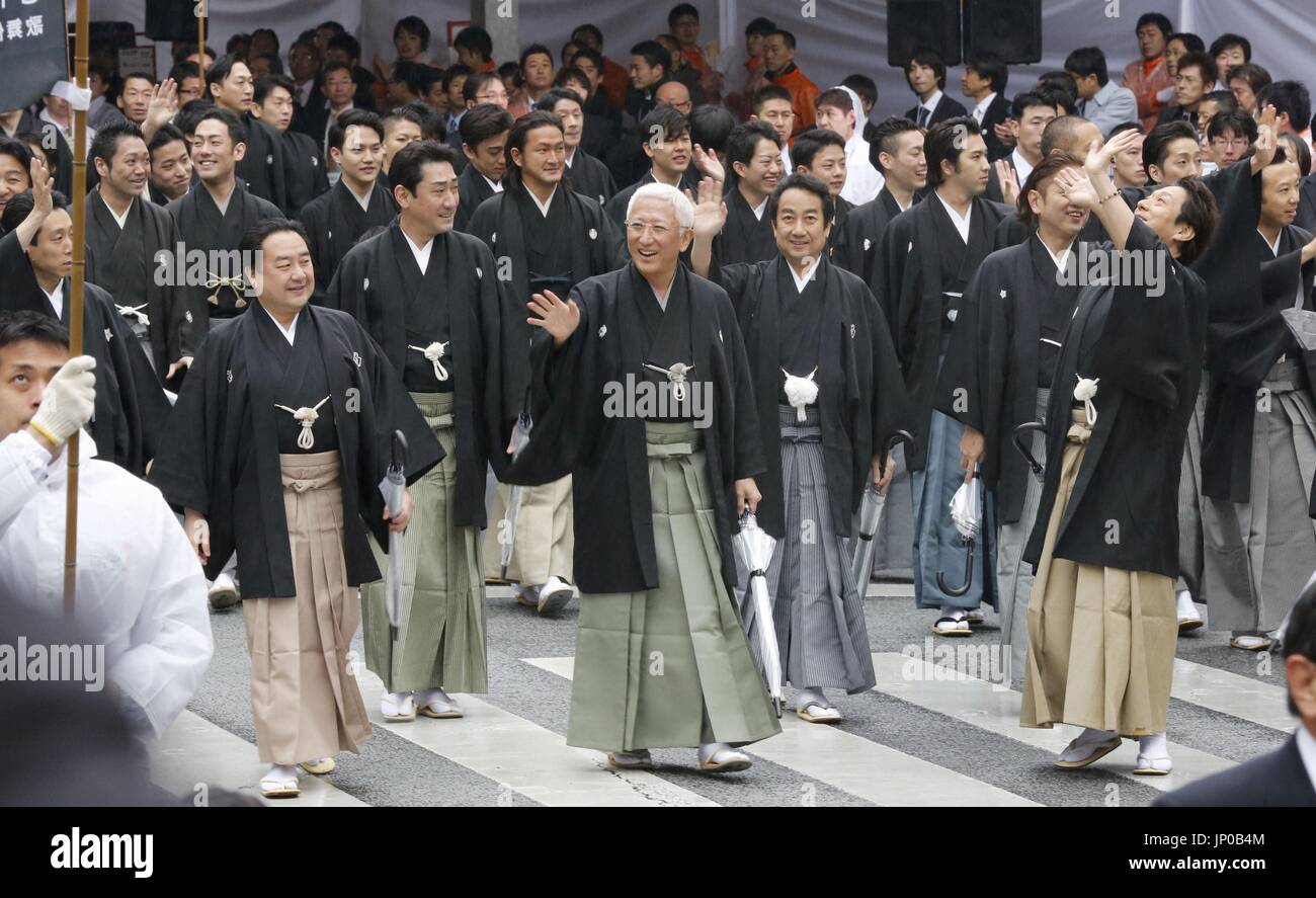 TOKYO, Japan - Nakamura Tokizo (C) and more than 60 other Kabuki actors ...