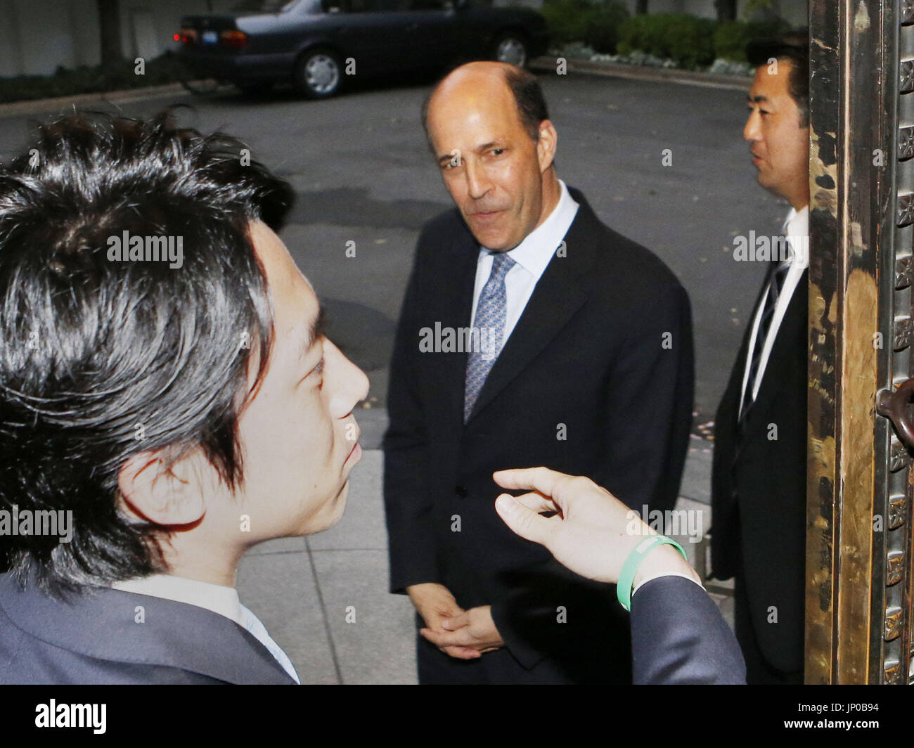 TOKYO, Japan - U.S. Ambassador to Japan John Roos (C) sees off Shinjiro ...