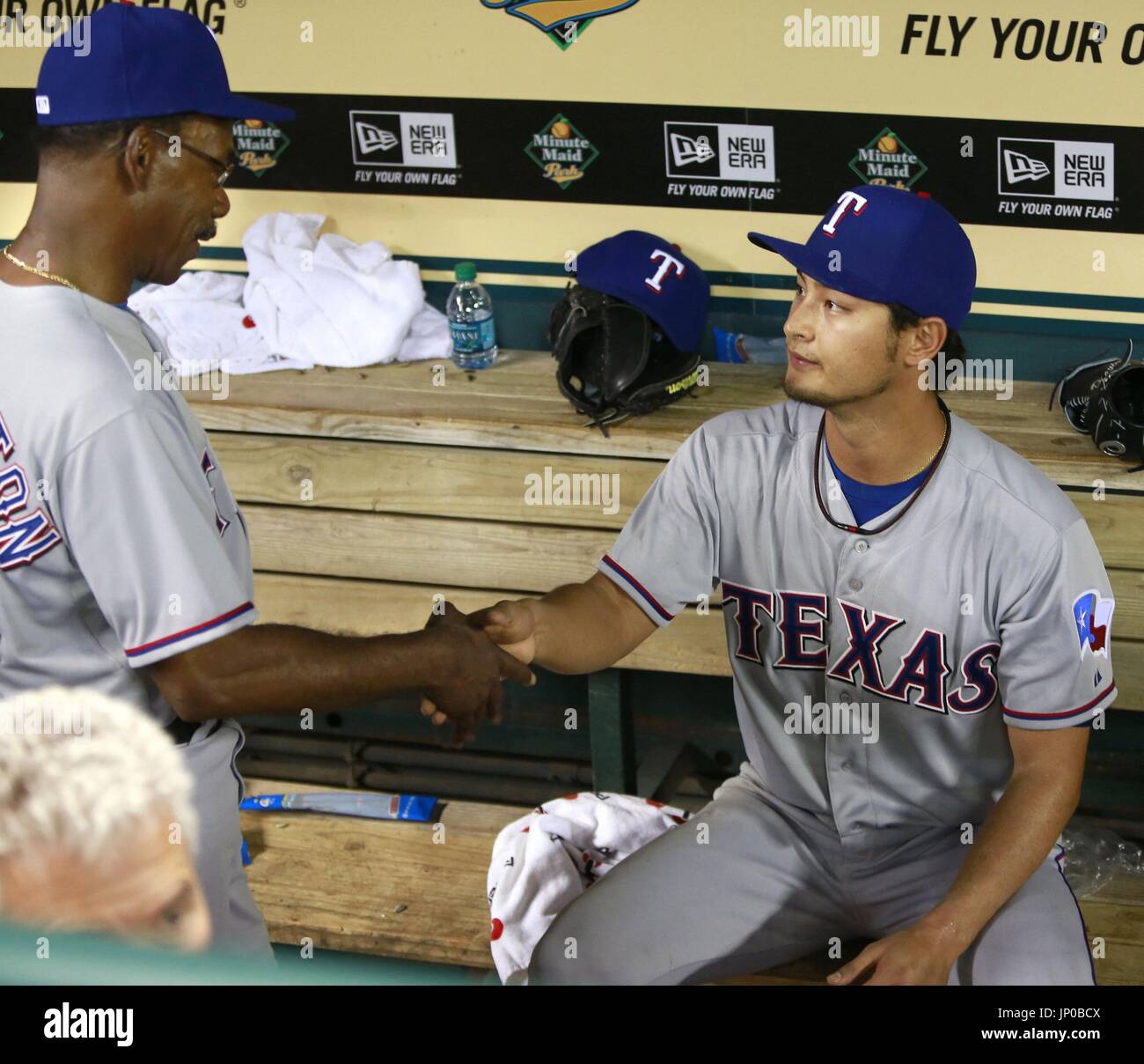 HOUSTON, United States - Texas Rangers manager Ron Washington (L ...