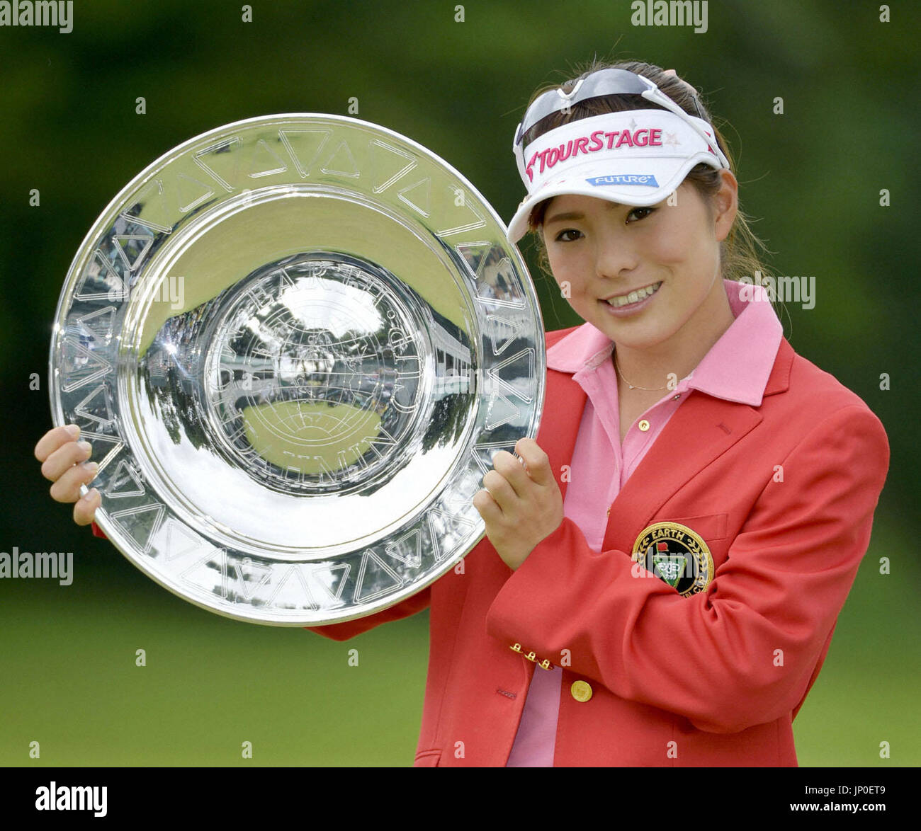 SODEGAURA, Japan - Japan's Natsuka Hori holds the victor's trophy after ...