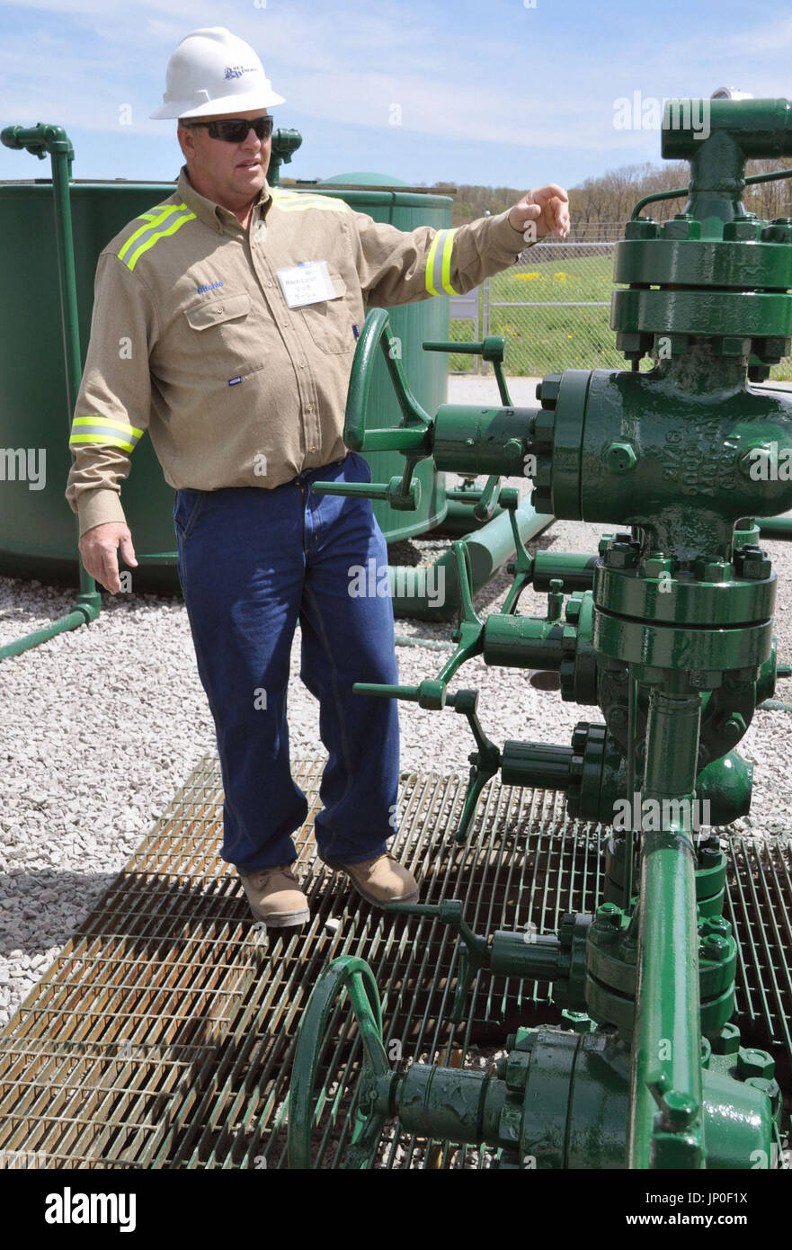 PITTSBURGH, United States - Photo shows equipment for shale gas ...