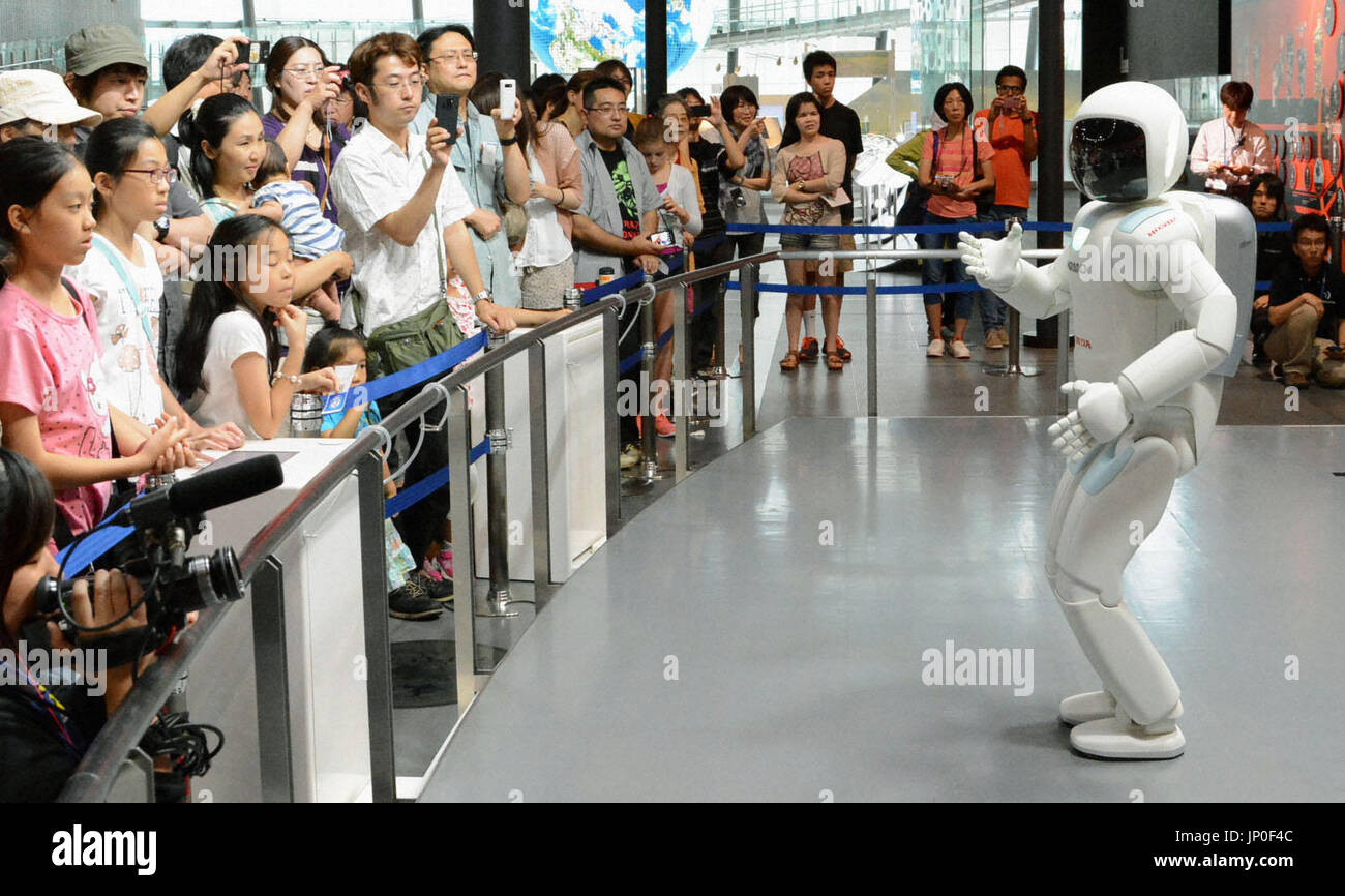 TOKYO, Japan - The latest model of Honda Motor Co.'s ASIMO humanoid ...