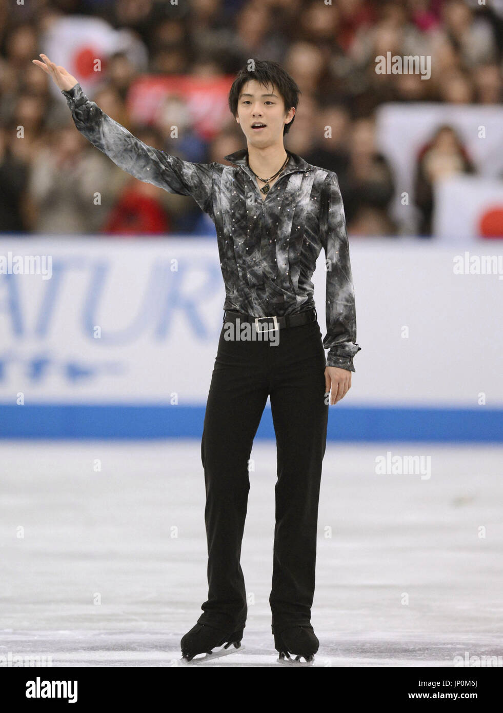 RIFU, Japan - Japan's Yuzuru Hanyu acknowledges cheers from spectators ...