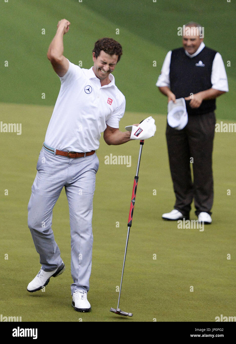 AUGUSTA, United States - Adam Scott (L) of Australia celebrates after ...