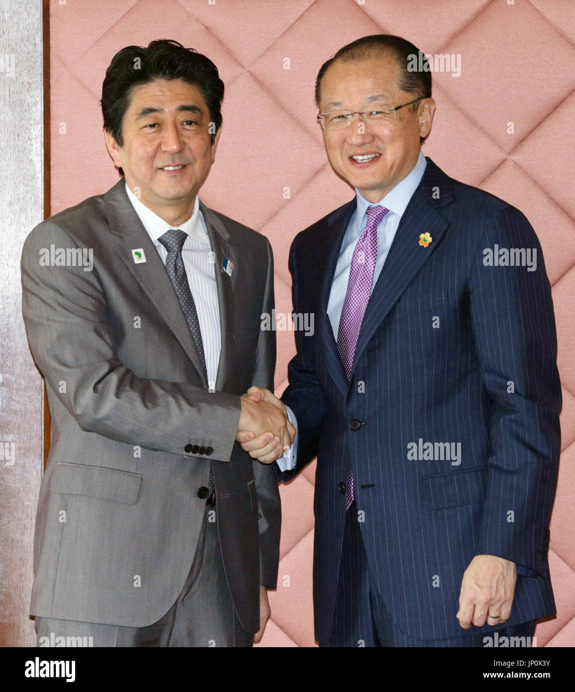YOKOHAMA, Japan - World Bank chief Jim Yong Kim (R) and Japanese Prime ...