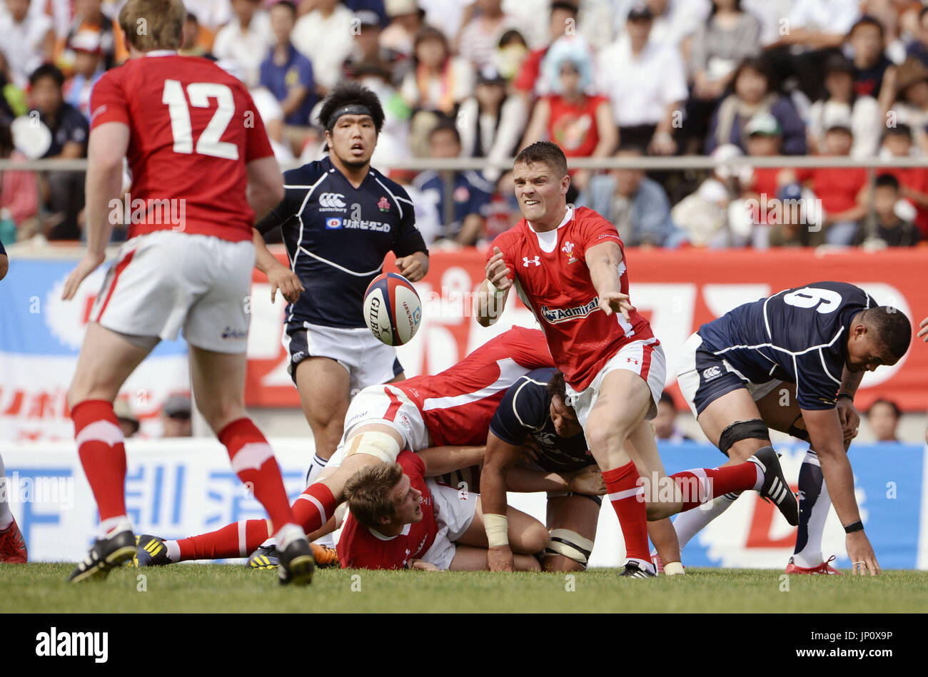 OSAKA, Japan - Tavis Knoyle (2nd from R) of Wales makes a pass during ...