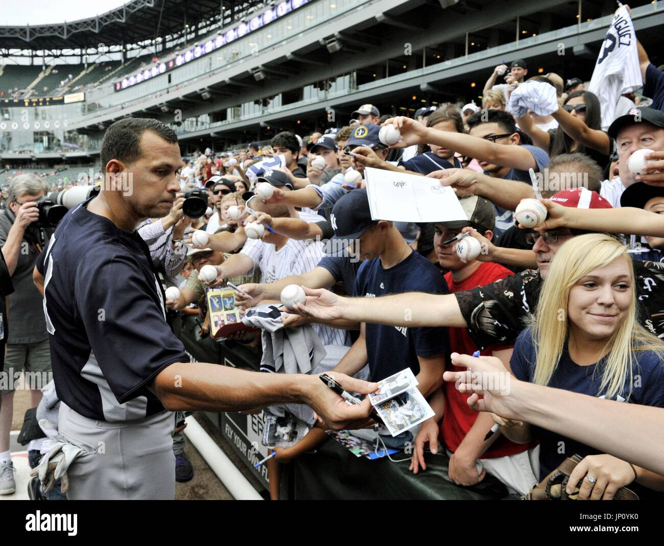 CHICAGO, United States - New York Yankees slugger Alex Rodriguez signs ...