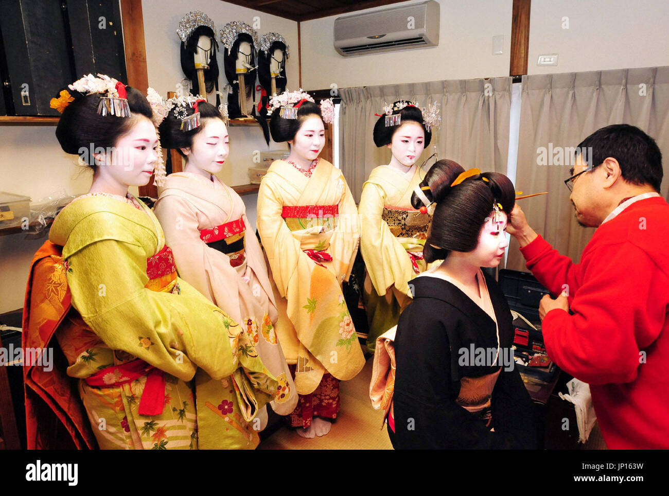 KYOTO, Japan - Geisha and apprentice geisha get ready for a photo shoot ...