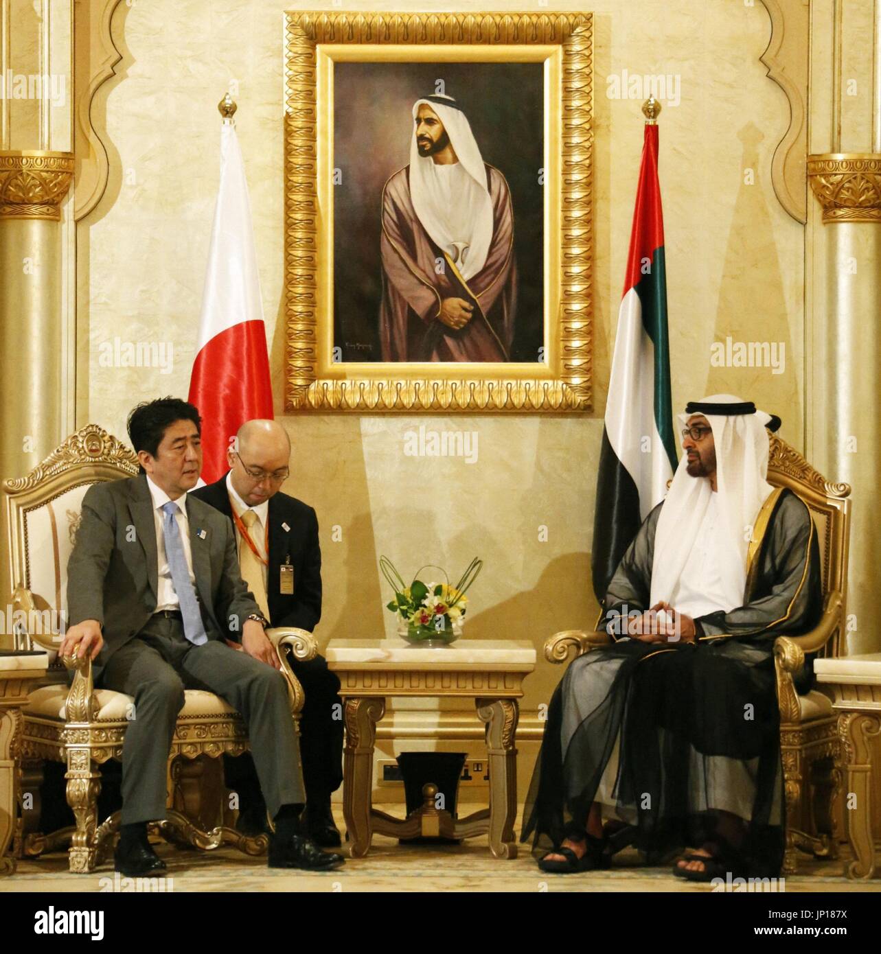 ABU DHABI, United Arab Emirates - Japanese Prime Minister Shinzo Abe (L ...