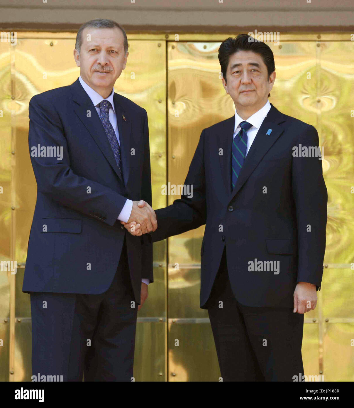 ANKARA, Turkey - Japanese Prime Minister Shinzo Abe (R) and his Turkish ...