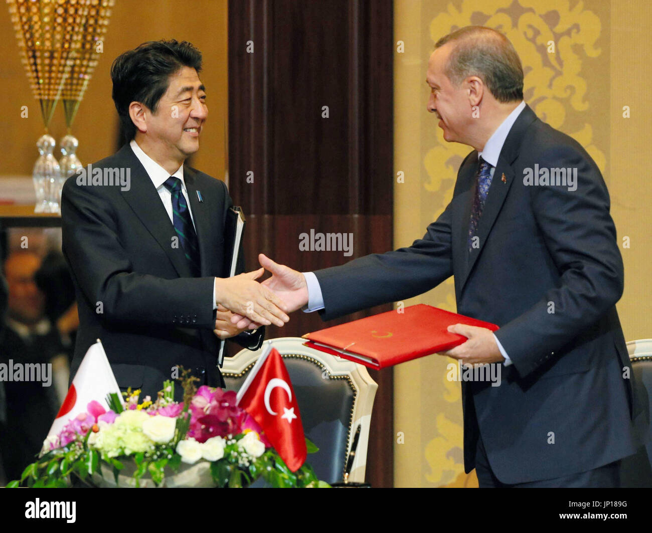 ANKARA, Turkey - Japanese Prime Minister Shinzo Abe (L) and Turkish ...