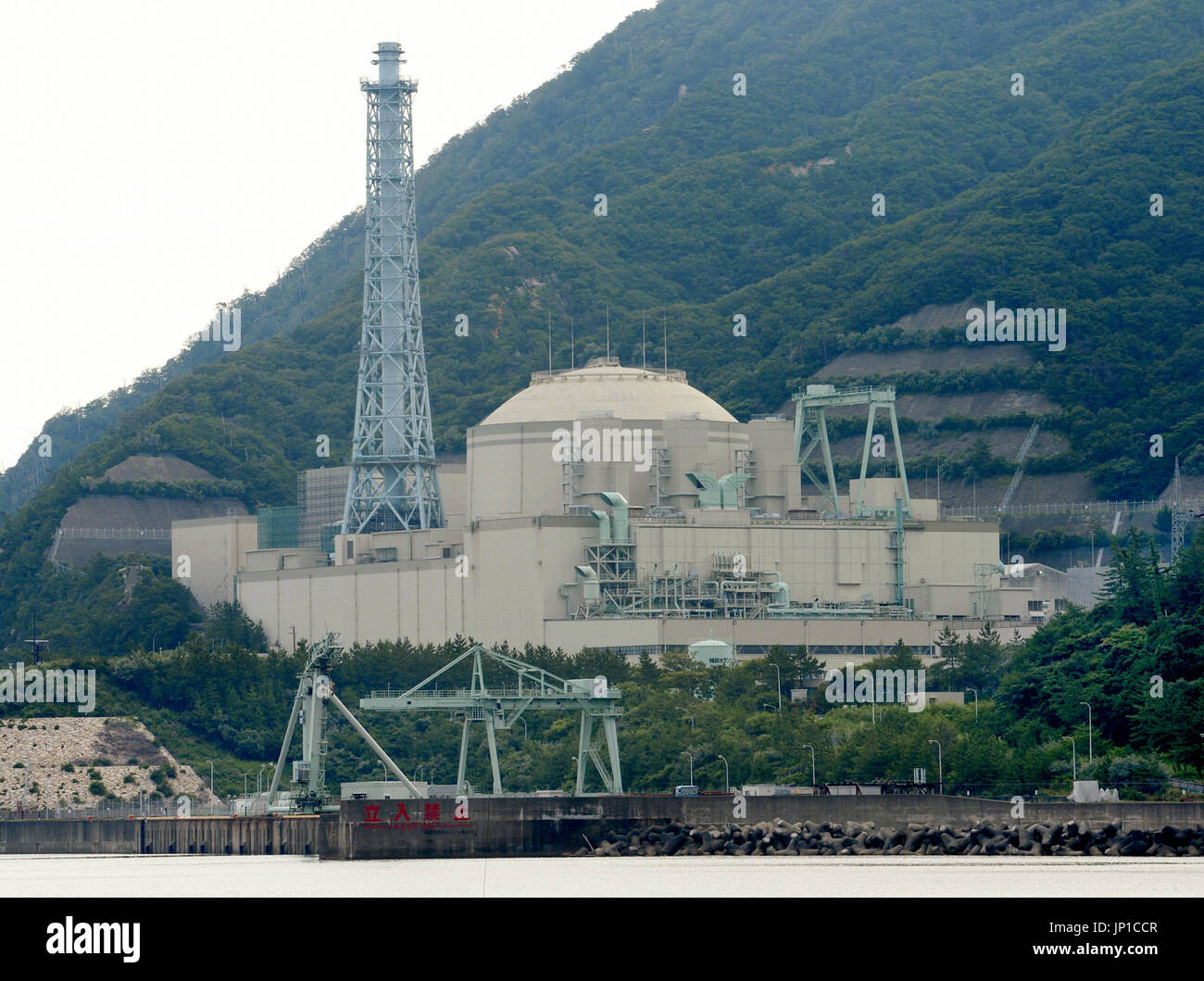 TSURUGA, Japan - Photo shows the Monju prototype fast-breeder reactor ...