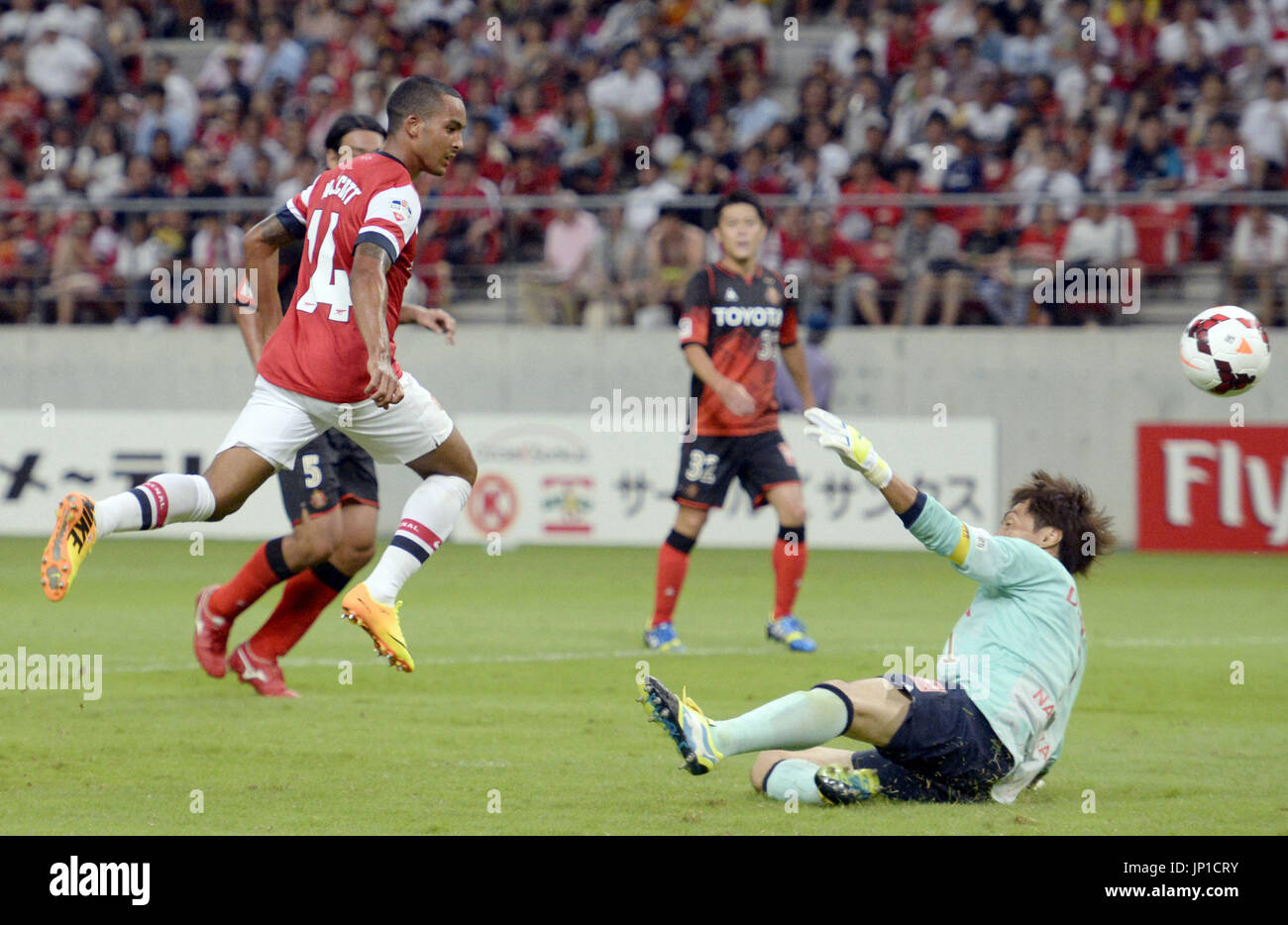 TOYOTA, Japan - Arsenal's Theo Walcott (L) scores the team's third goal ...