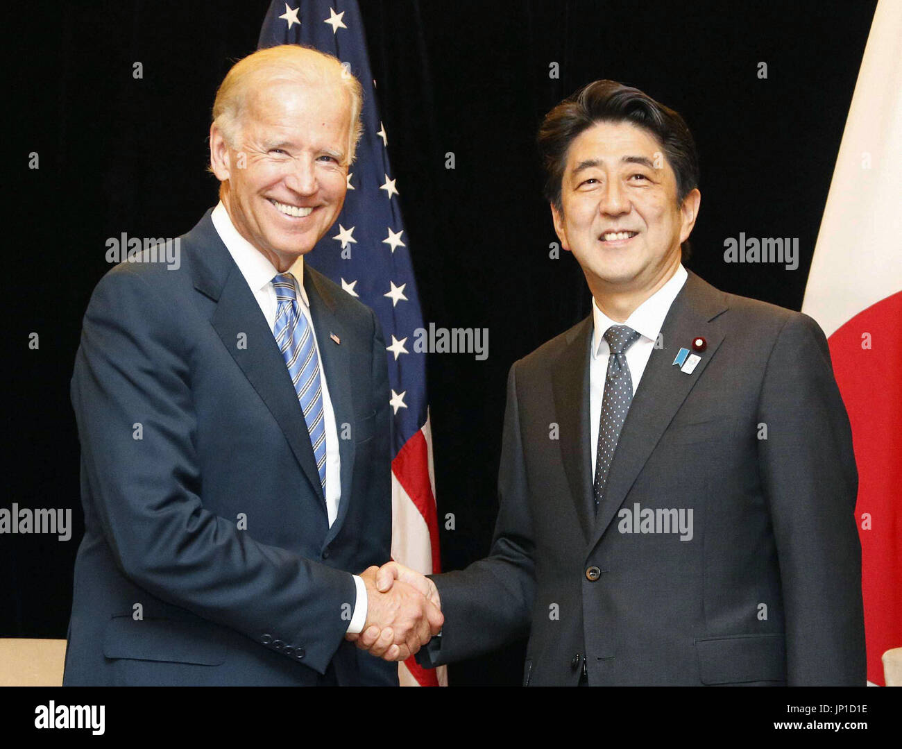 SINGAPORE, Singapore - Japanese Prime Minister Shinzo Abe (R) and U.S ...
