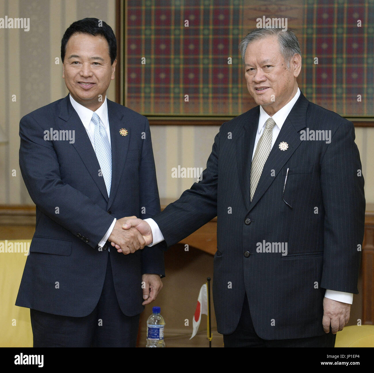 BANDAR SERI BEGAWAN, Brunei - Akira Amari (L), the Japanese minister in ...