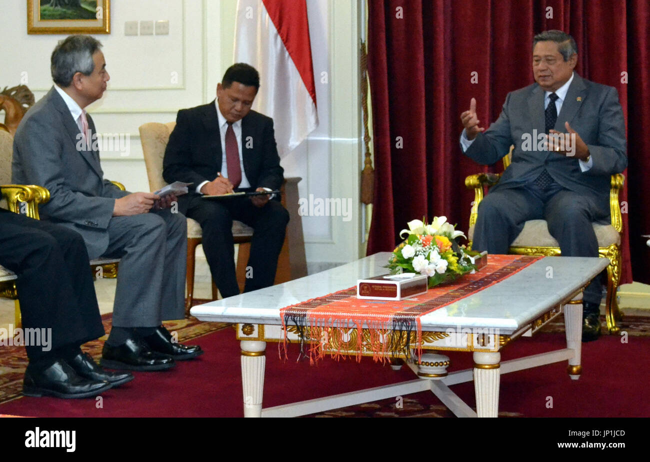 JAKARTA, Indonesia - Indonesian President Susilo Bambang Yudhoyono (R ...