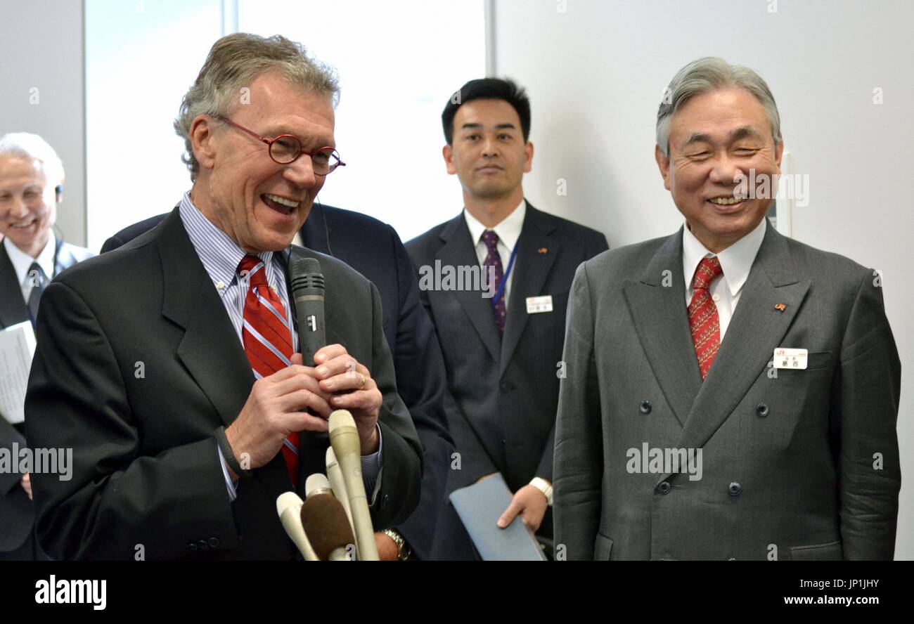 KOFU, Japan - Former U.S. Senate majority leader Tom Daschle (L front ...