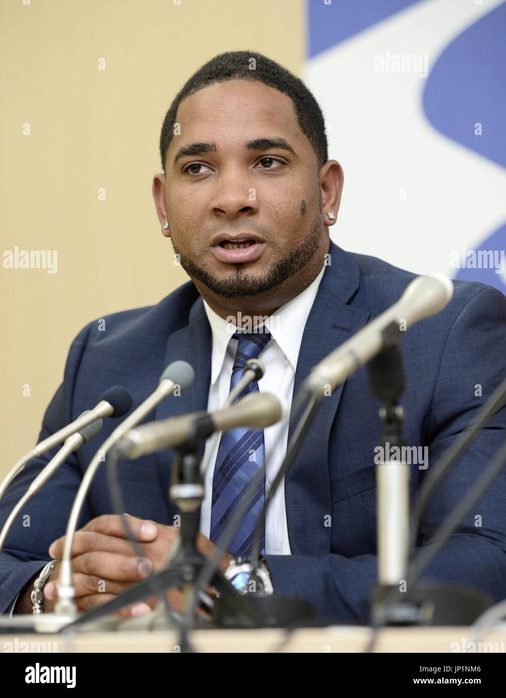 TOKYO, Japan - Yakult Swallows slugger Wladimir Balentien holds a press ...