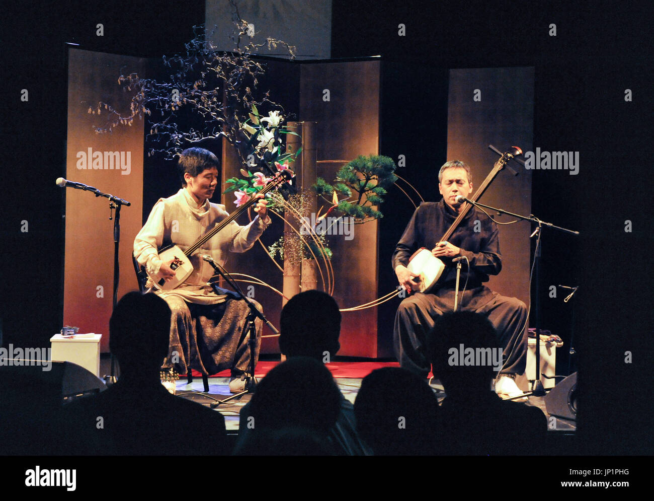 GENEVA, Switzerland - Shunsuke Kimura (R) and Etsuro Ono play the ...
