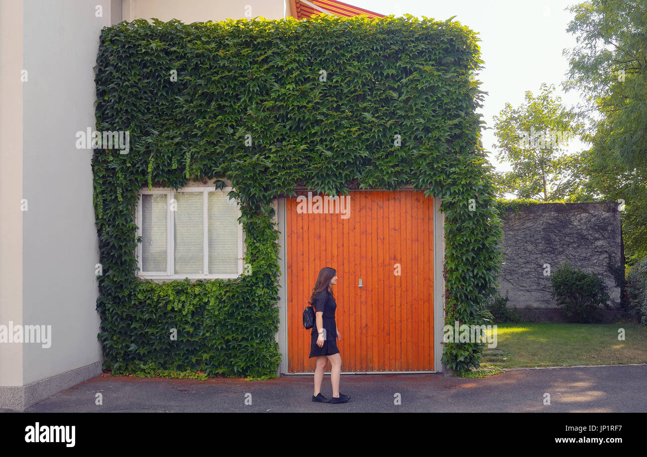 Girl modern architecture hi-res stock photography and images - Alamy