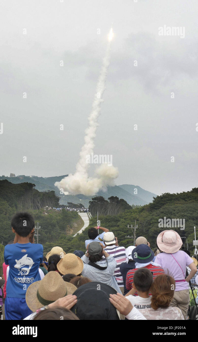 KIMOTSUKI, Japan - Spectators look on as Japan's new solid-fuel rocket ...