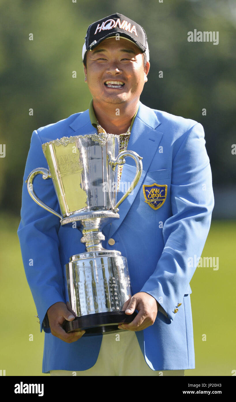 KITAHIROSHIMA, Japan - Japan's Komei Oda holds the victor's trophy ...