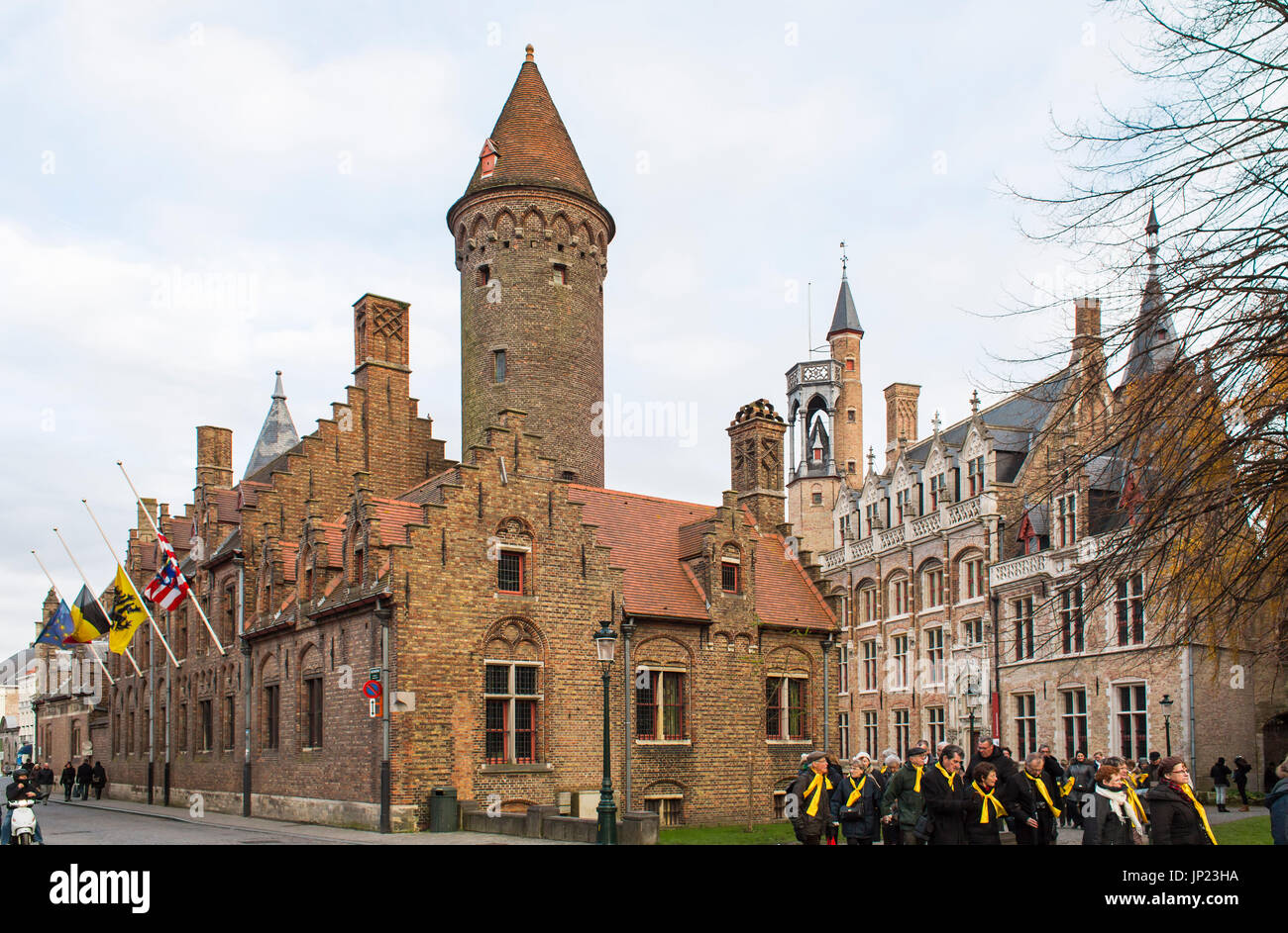 Tour group outside the gruuthuse museum in bruges hi-res stock ...
