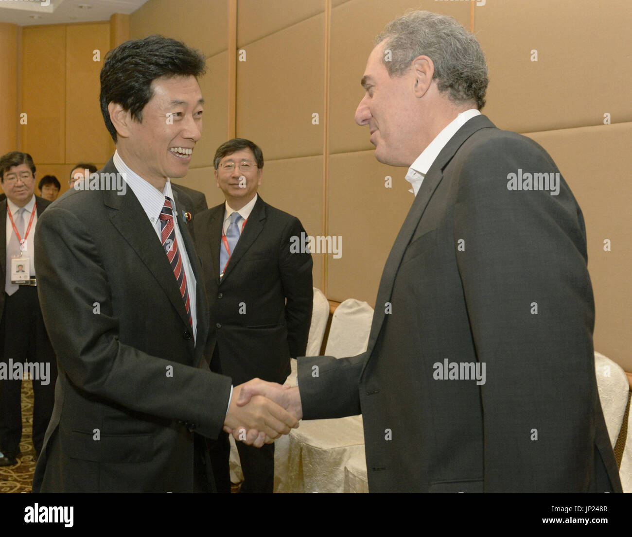 SINGAPORE, Singapore - U.S. Trade Representative Michael Froman (R) and ...