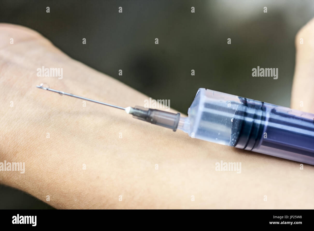 Medical syringe in a Nurse's hand Stock Photo - Alamy