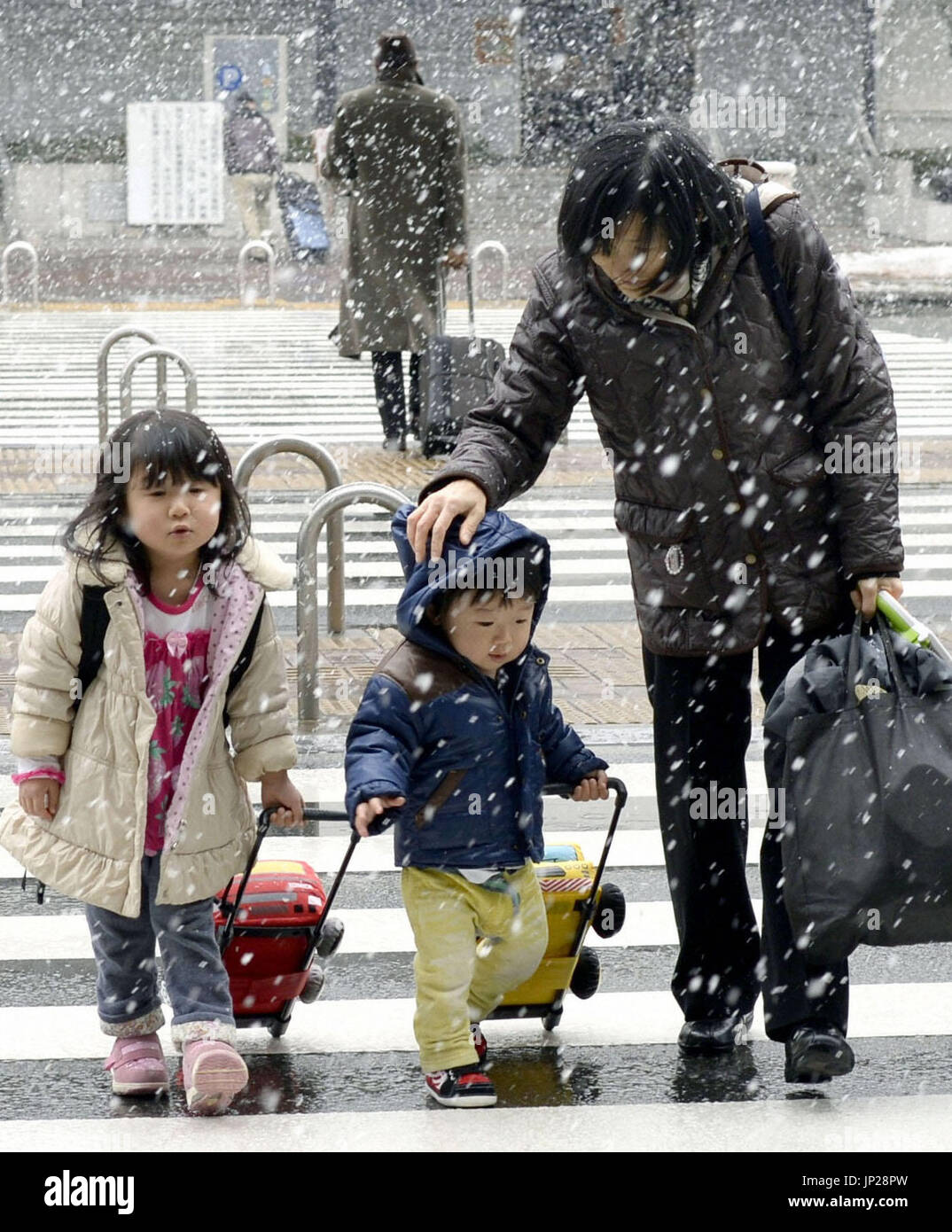 TOYONAKA, Japan - Children head for the terminal building of Osaka ...