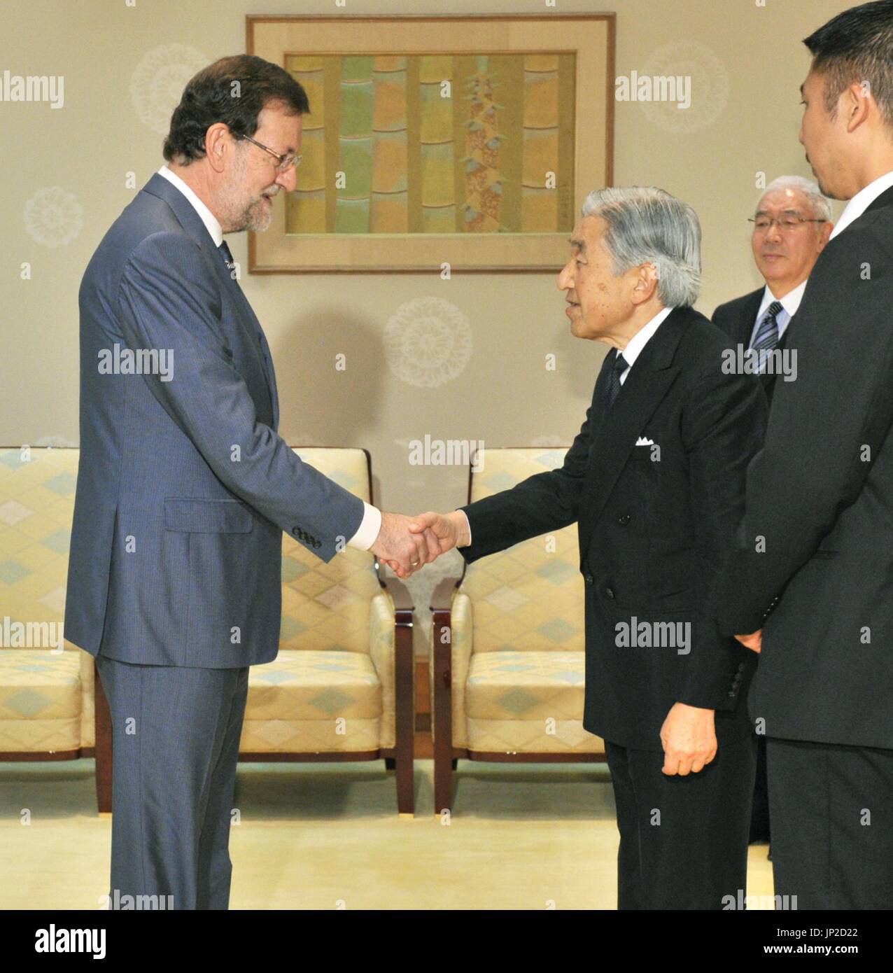 TOKYO, Japan - Spanish Prime Minister Mariano Rajoy (L) and Japanese ...