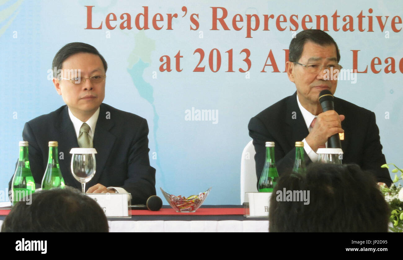 NUSA DUA, Indonesia - Former Taiwan Vice President Vincent Siew (R) and Wang Yu-chi, chairman of ...