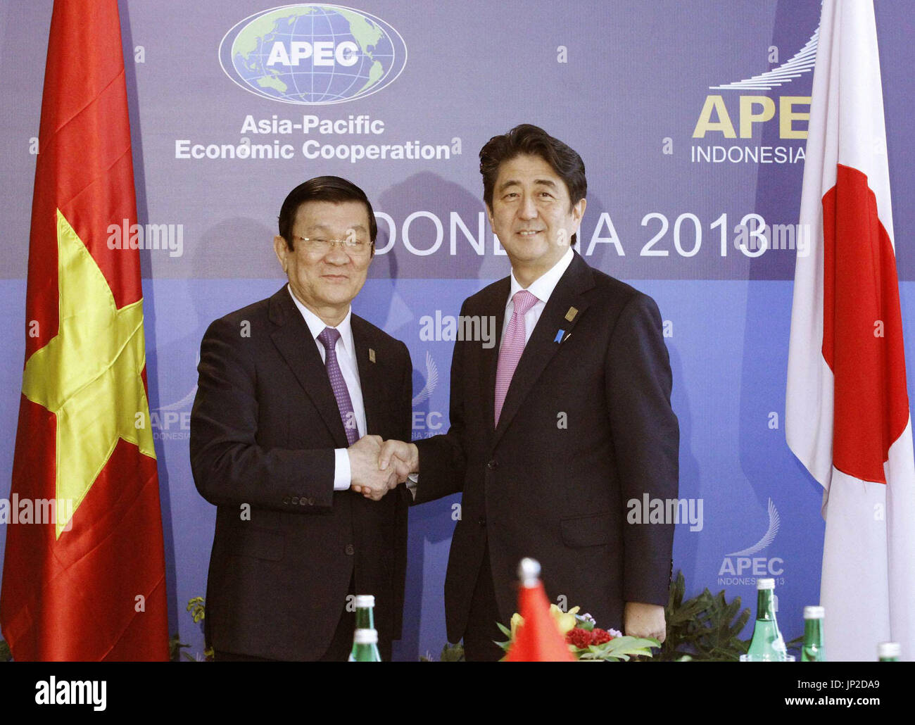 NUSA DUA, Indonesia - Vietnamese President Truong Tan Sang (L) and ...