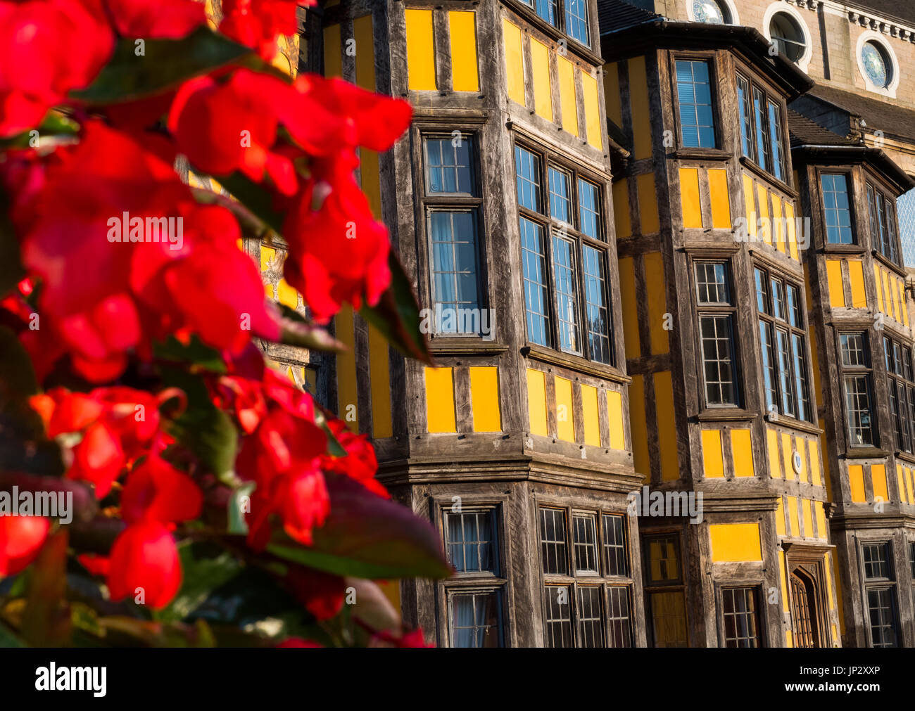 Castle gates house hi-res stock photography and images - Alamy