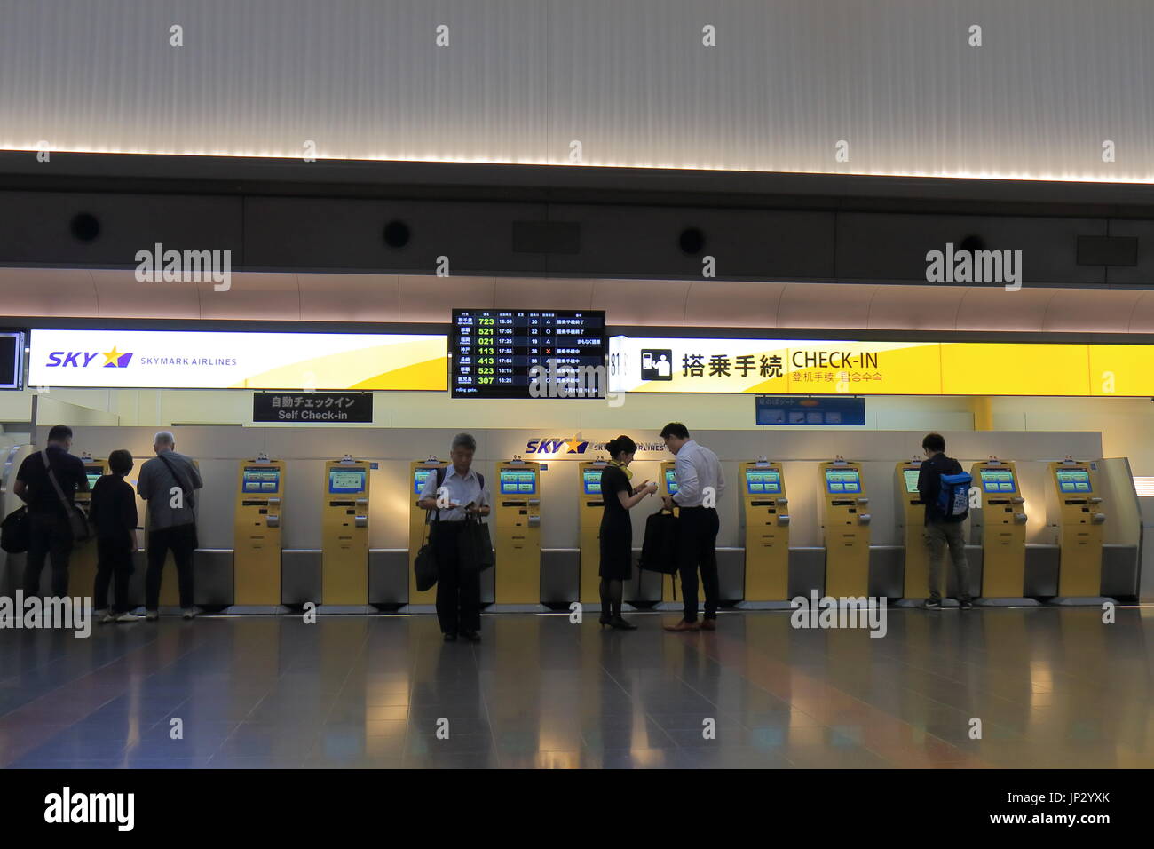 Airline counter hi-res stock photography and images - Alamy