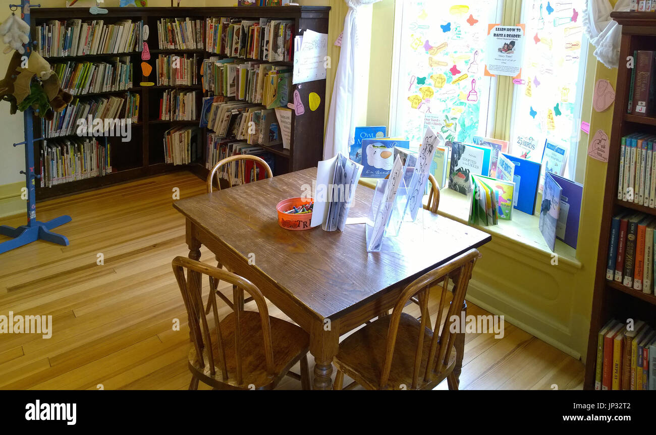 Old fashioned childrens books hi-res stock photography and images - Alamy