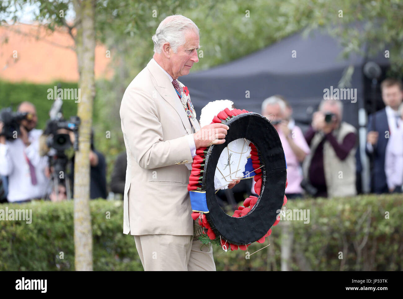 The Prince of Wales lays a wreath in memory of those Welsh soldiers who ...