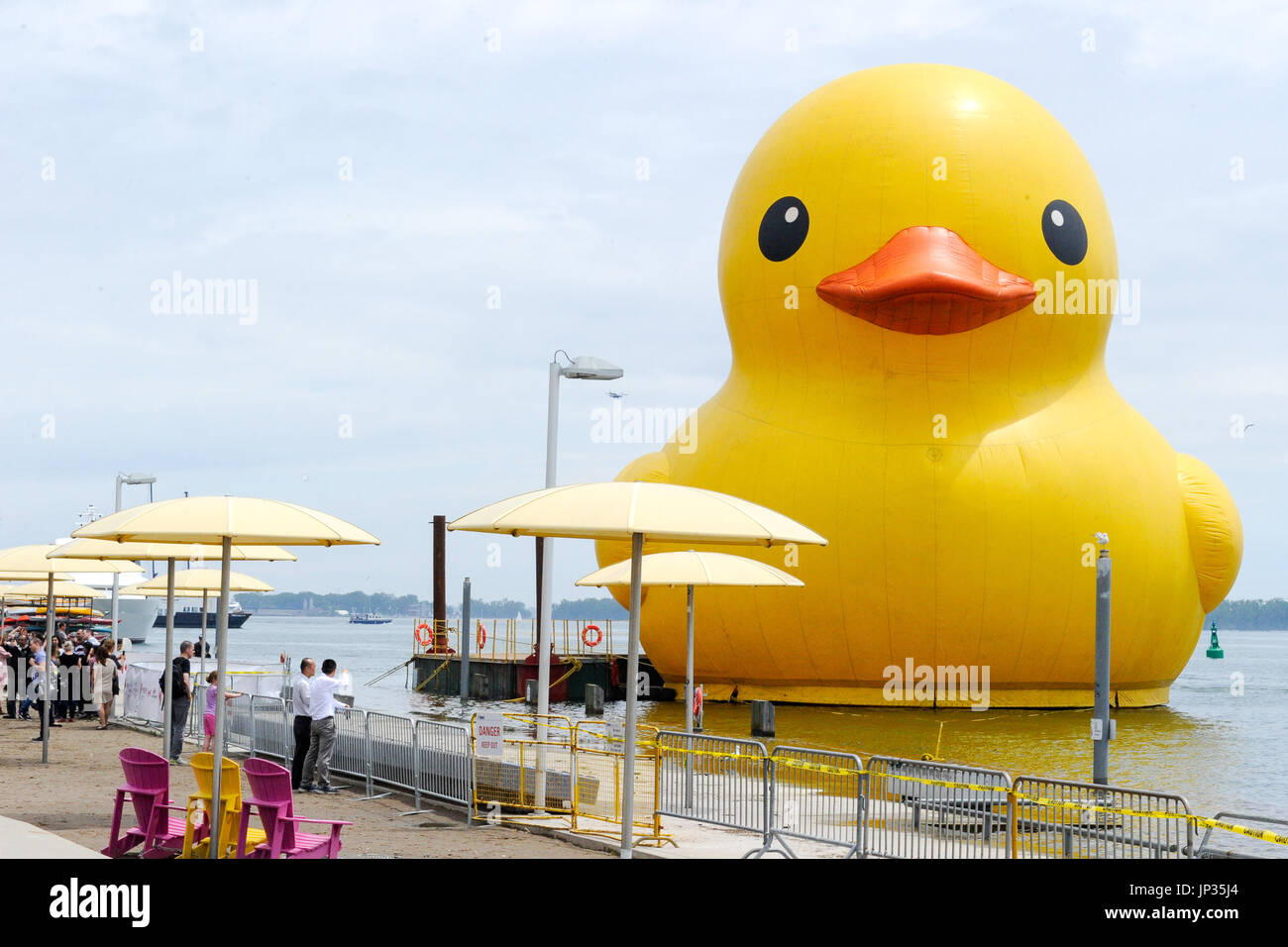 Worlds largest rubber duck hi-res stock photography and images - Alamy
