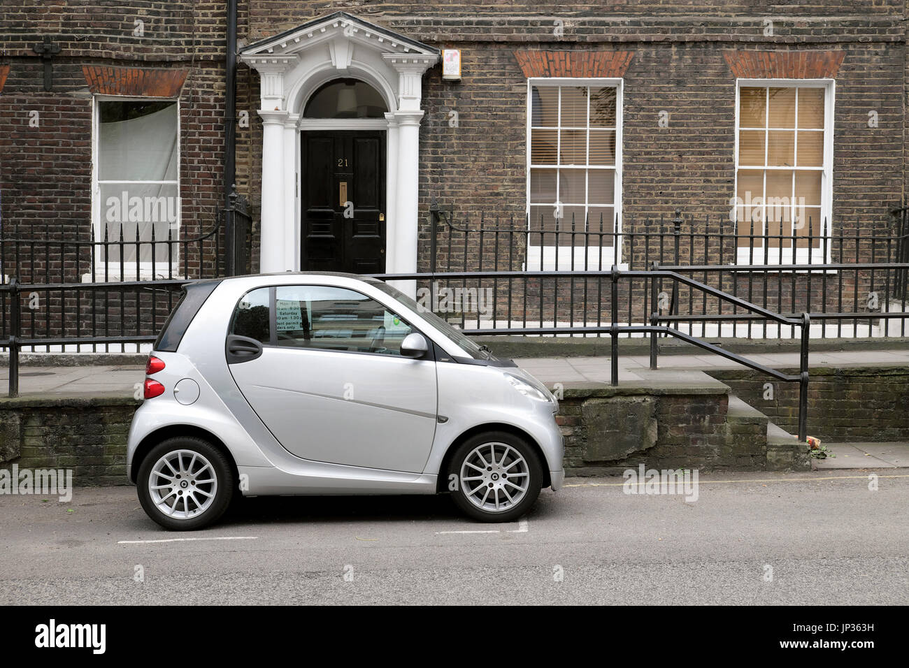 Car parked outside house hi-res stock photography and images - Alamy