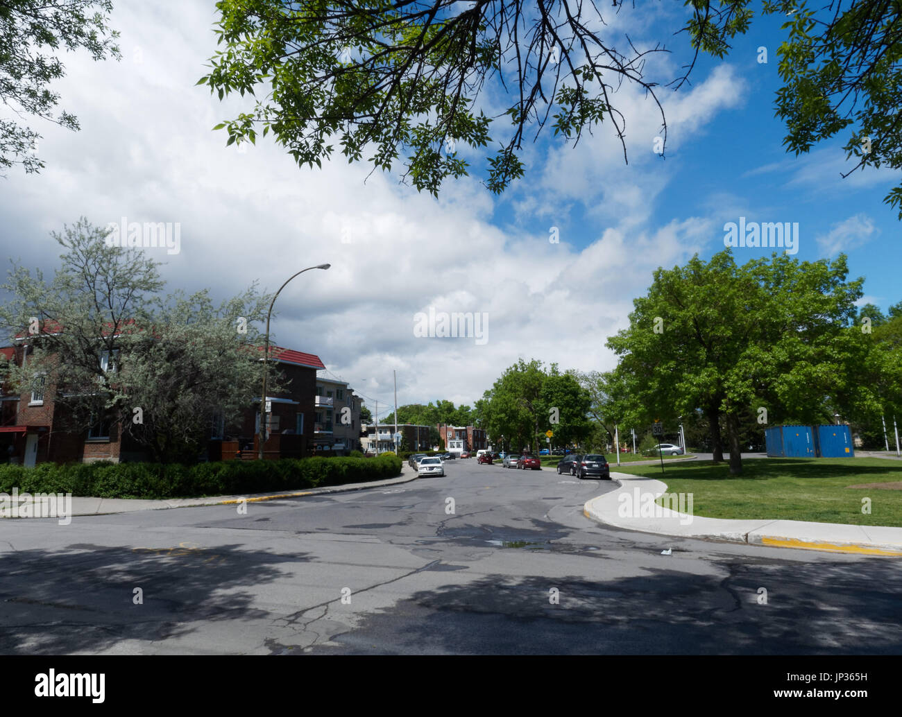 Intersection and street of houses hi-res stock photography and images ...