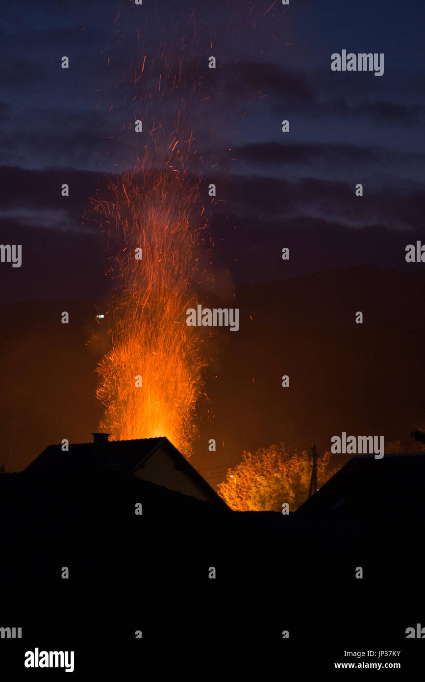 Fully engulfed house fire hi-res stock photography and images - Alamy