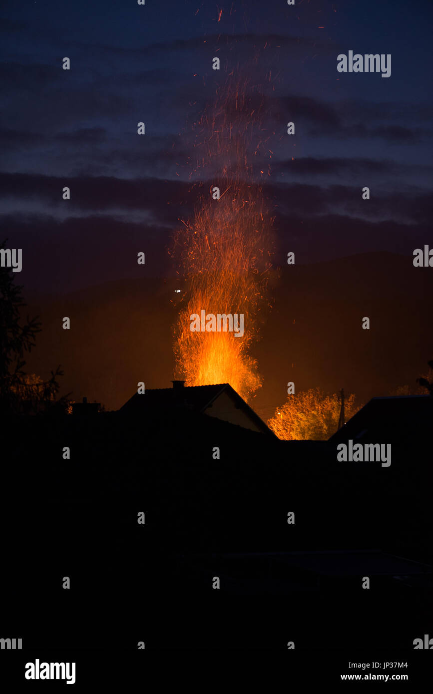 Fully engulfed house fire hi-res stock photography and images - Alamy