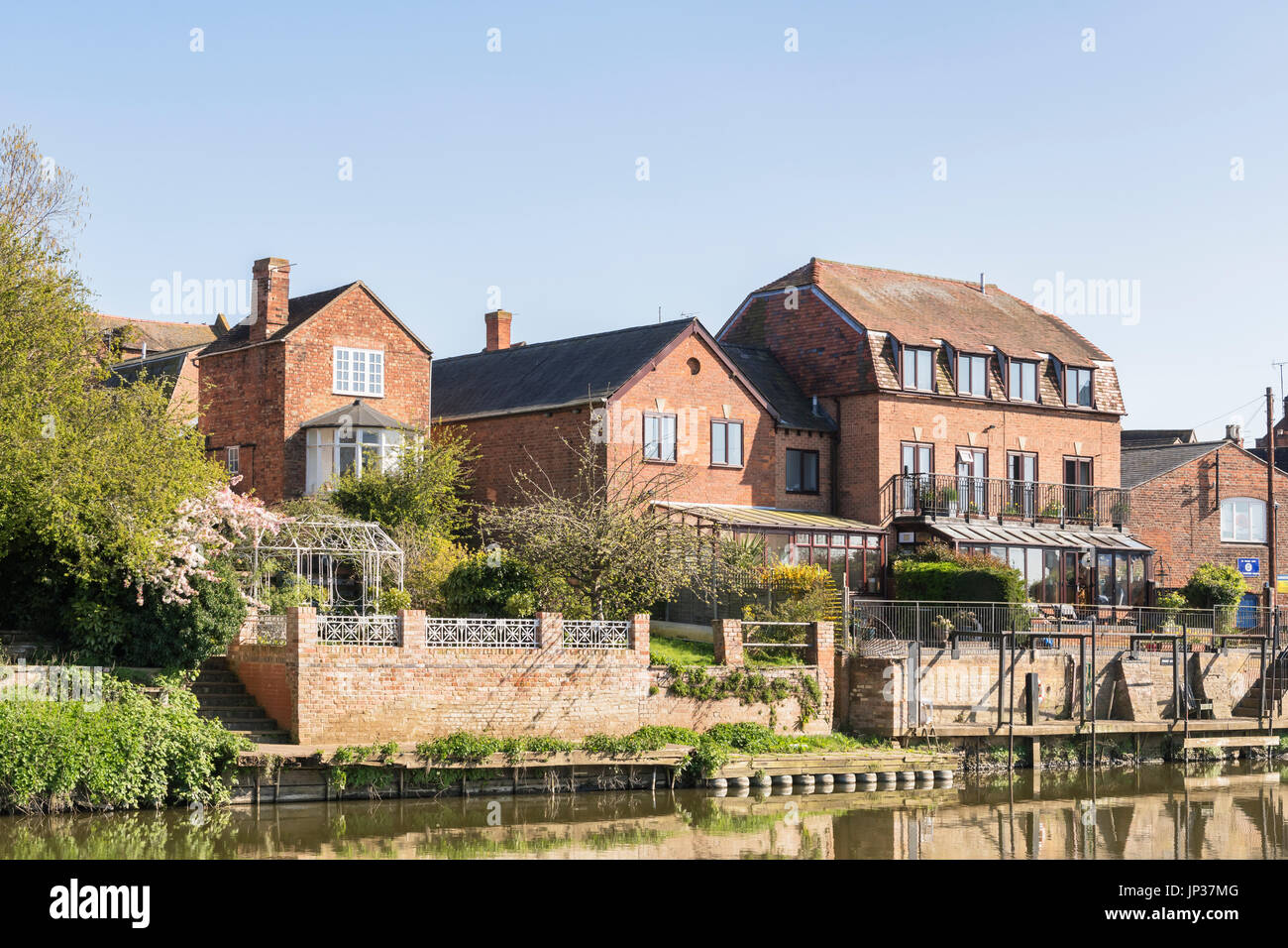 Riverside housing hi-res stock photography and images - Alamy