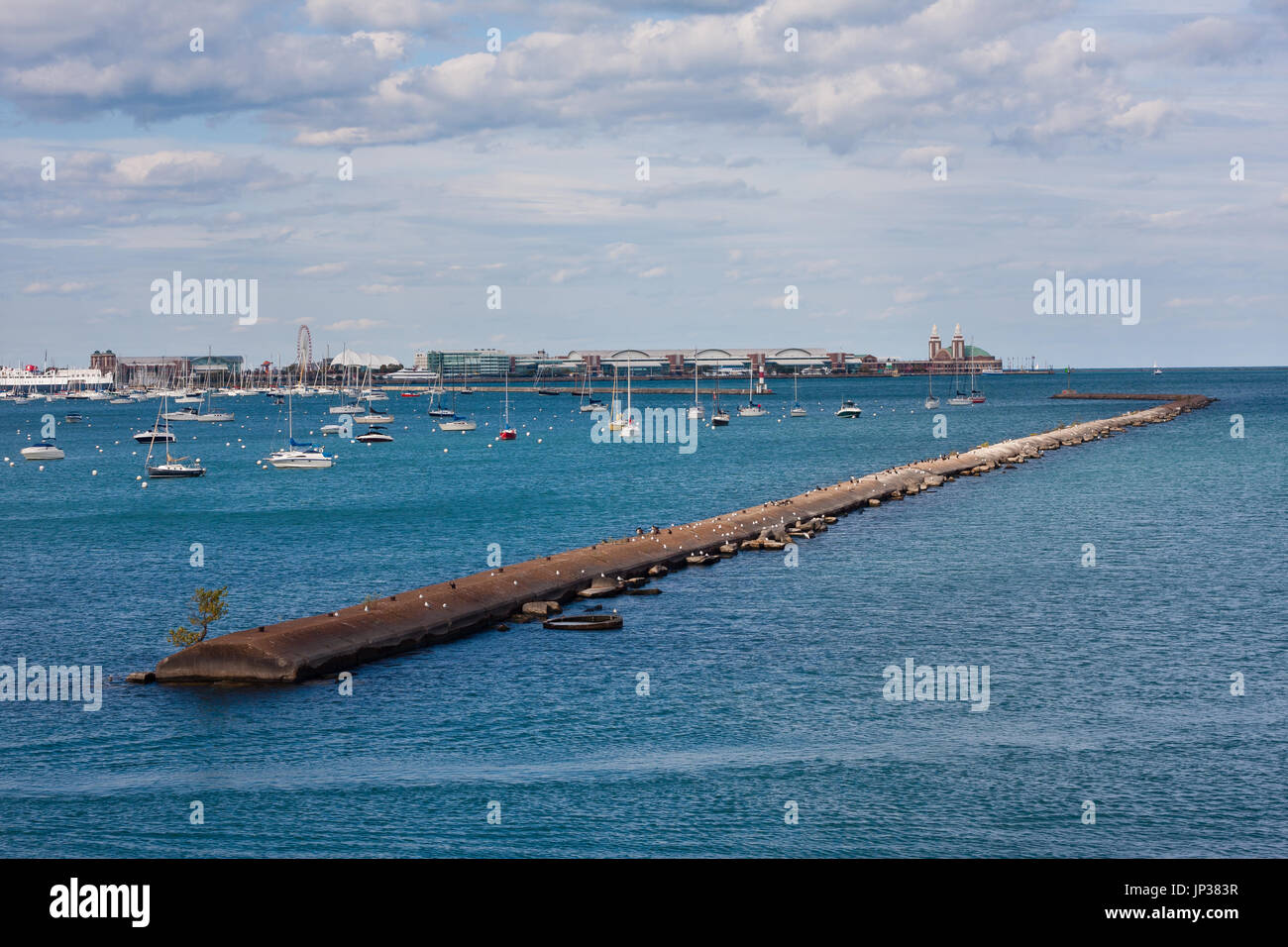 chicago skyline with boats in water Stock Photo - Alamy