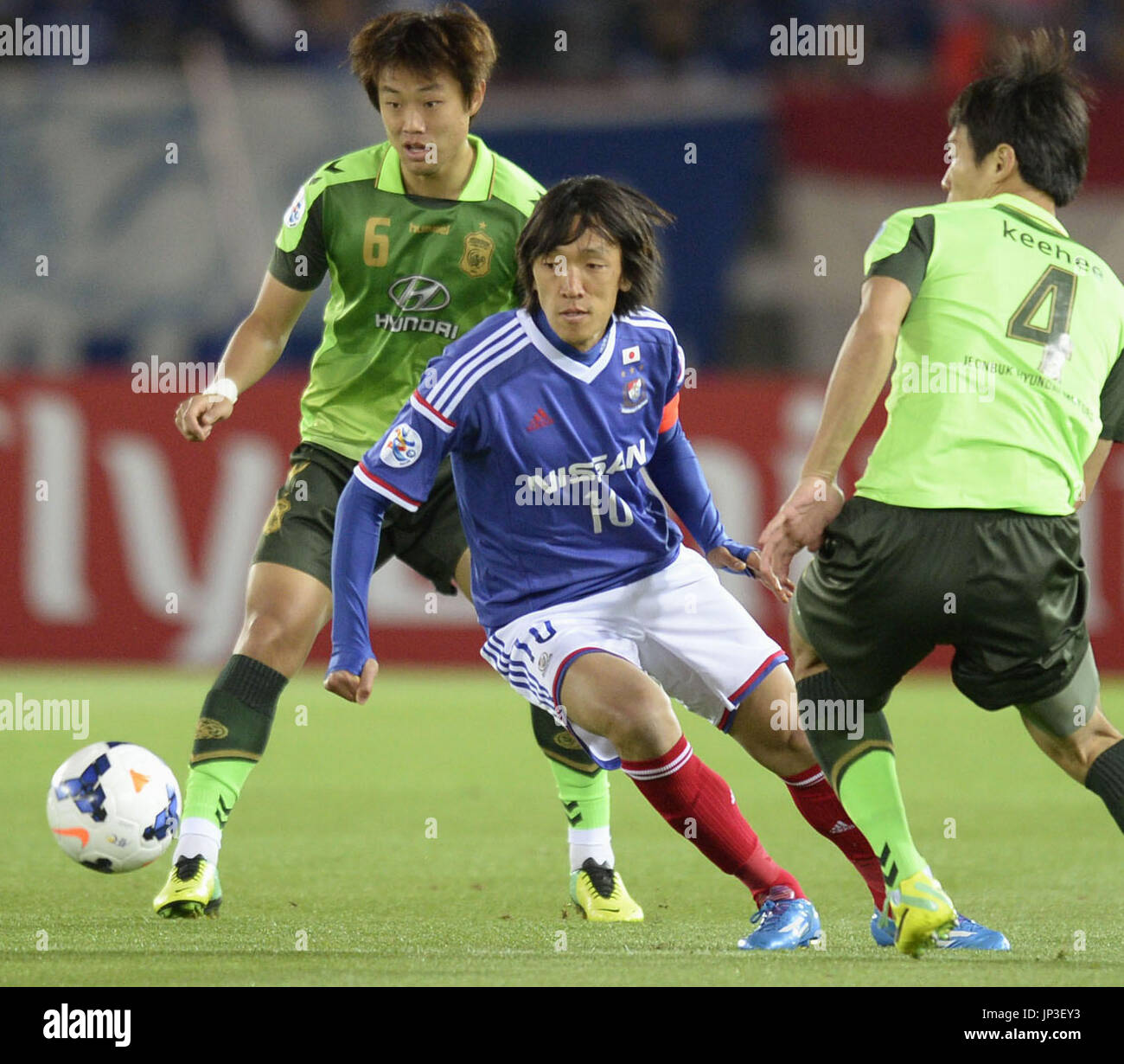 YOKOHAMA, Japan - Shunsuke Nakamura (C) of Yokohama F Marinos eludes ...