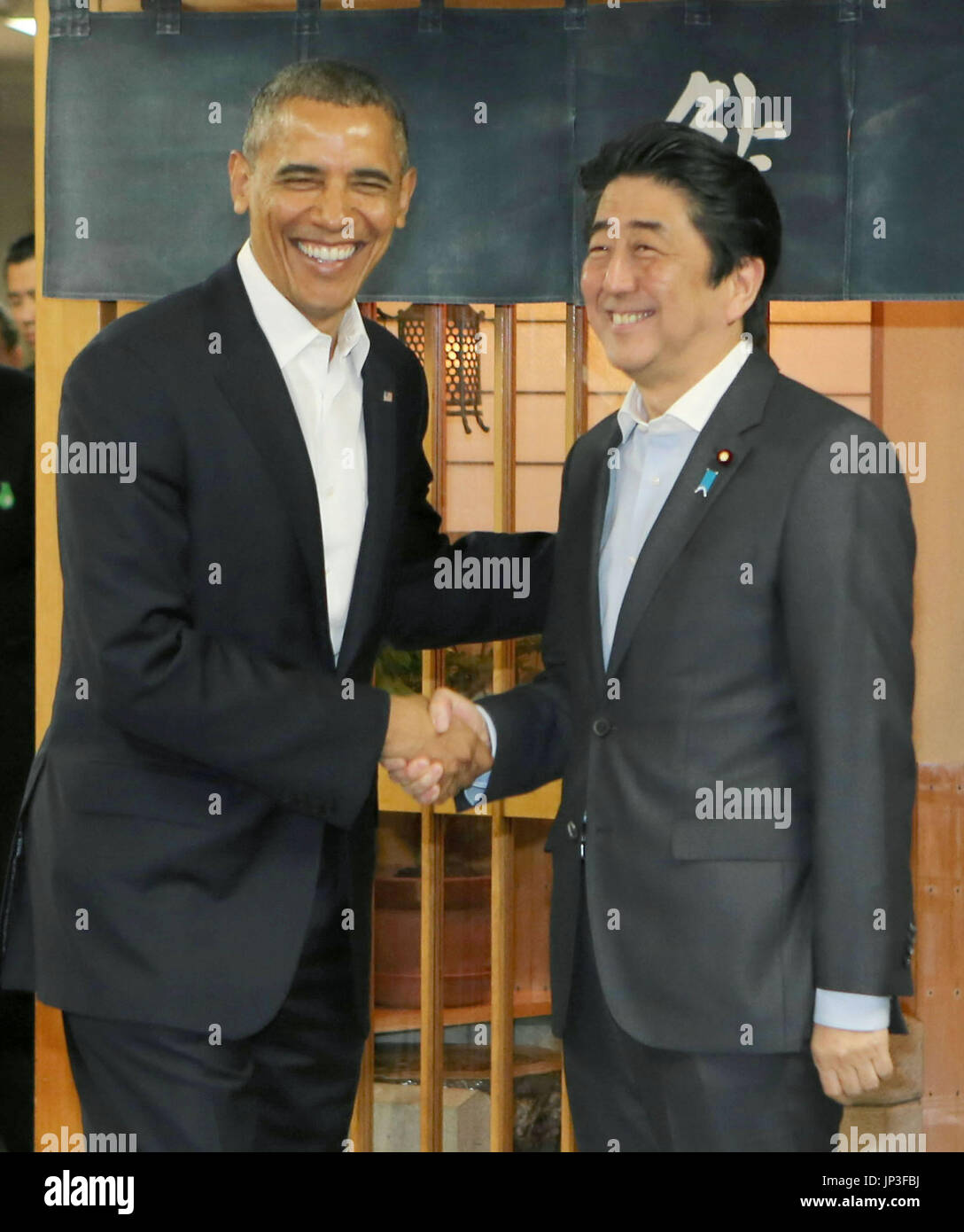 TOKYO, Japan - U.S. President Barack Obama (L) and Japanese Prime ...